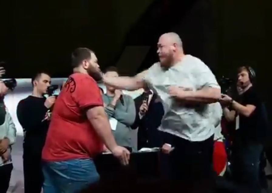Gara di schiaffi, il campione del mondo battuto così: il video- Video ... Gara di schiaffi, il campione del mondo battuto così: il video- Video ...